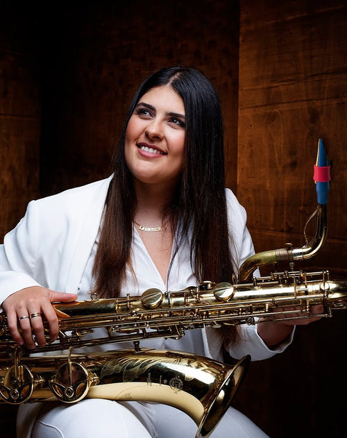 Alicia Camiña Giné plays Syos on baritone saxophone