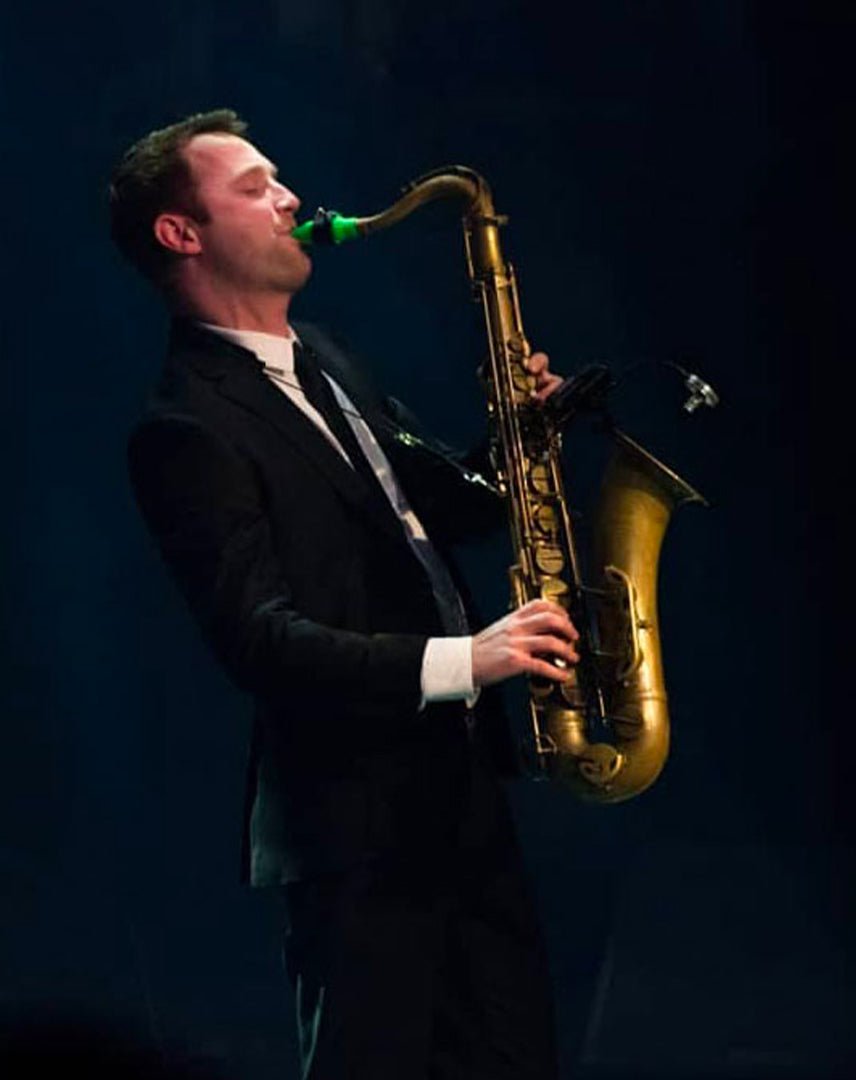 Le saxophoniste Andrew Cox joue sur un bec de saxophone Syos