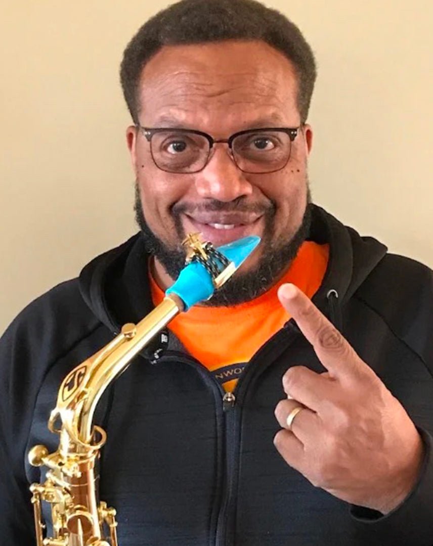 Christopher Burnett joue Syos sur son saxophone alto