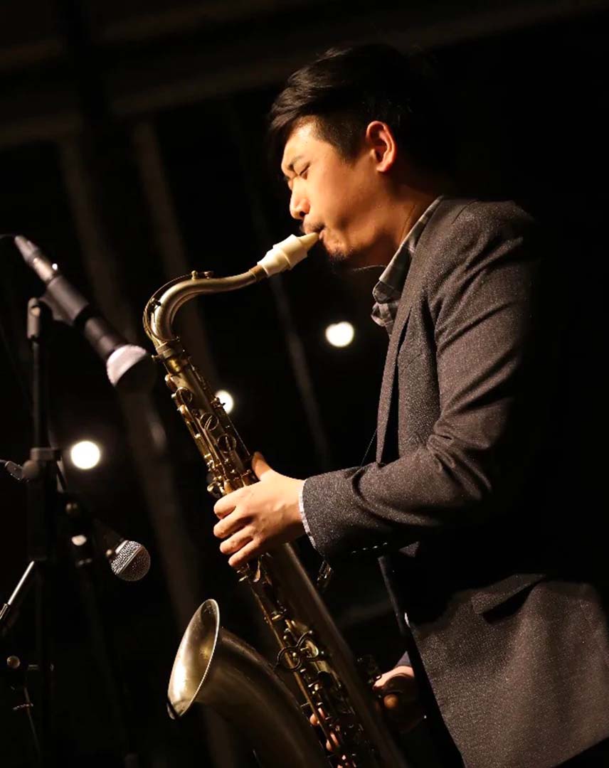 The musician Daniel Ko plays a Syos saxophone mouthpiece