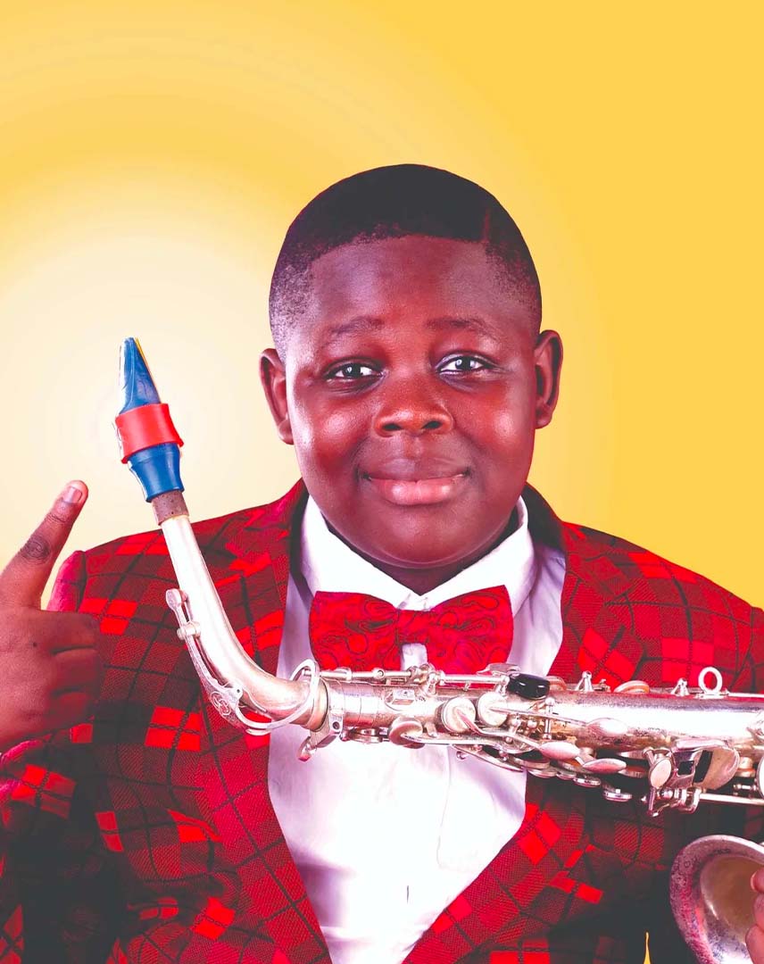 Demilade Adepegba joue un bec custom Syos