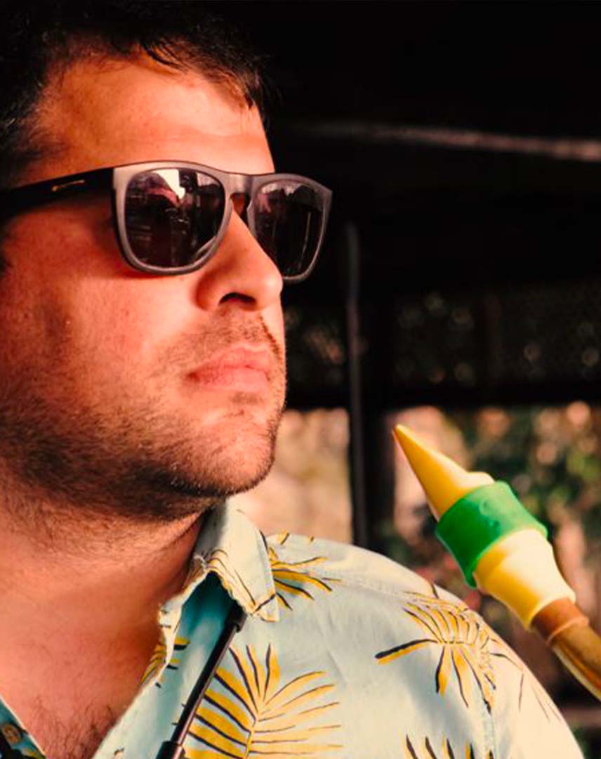 Enrique Thompson joue avec un bec de saxophone Syos