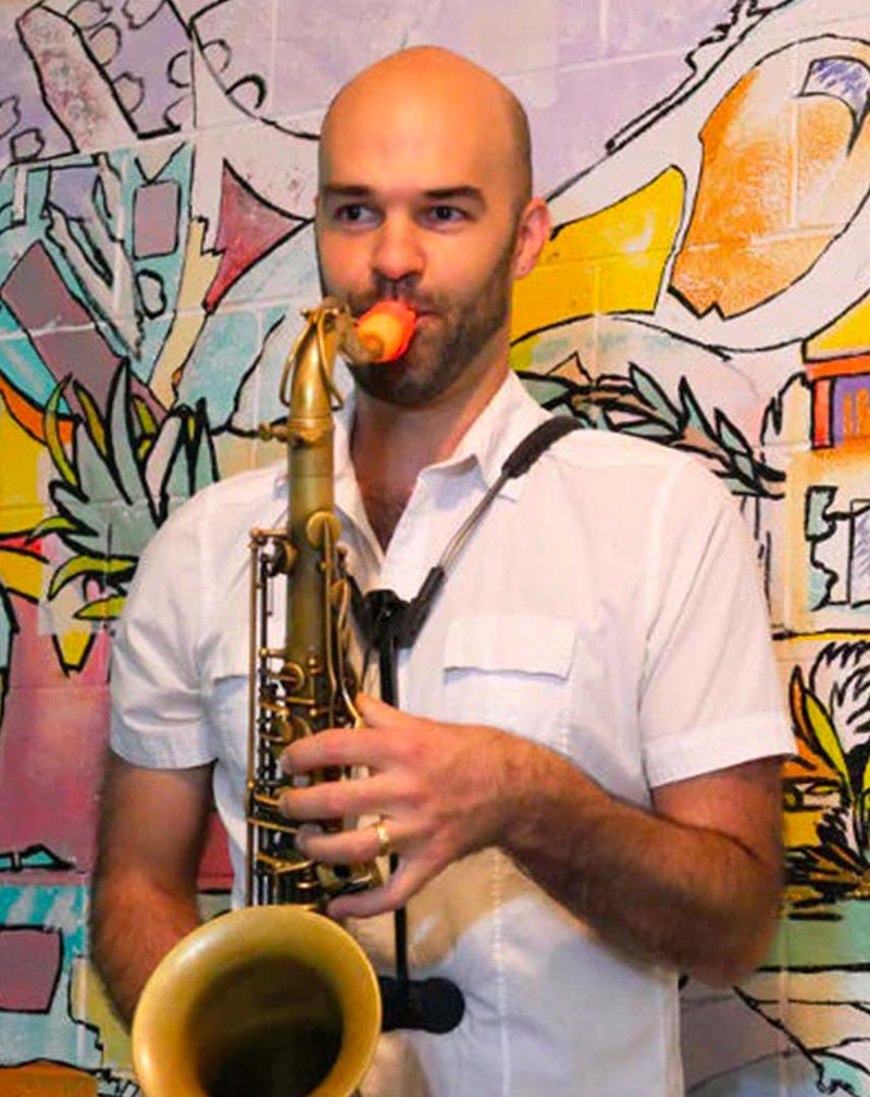 Le saxophoniste de jazz Jason Moore joue un bec de saxophone Syos