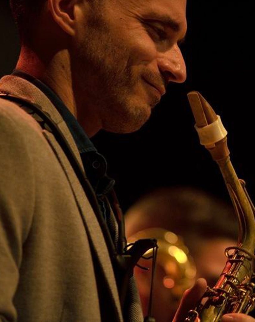 Jesús Nunez joue un bec Syos au saxophone
