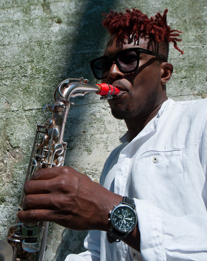 Kenn Bailey joue Syos sur son saxophone