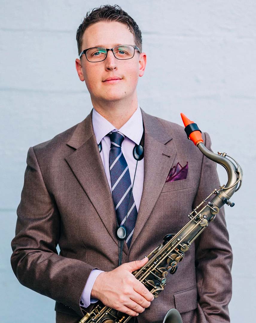 Matthew Locker joue un bec de saxophone ténor Syos