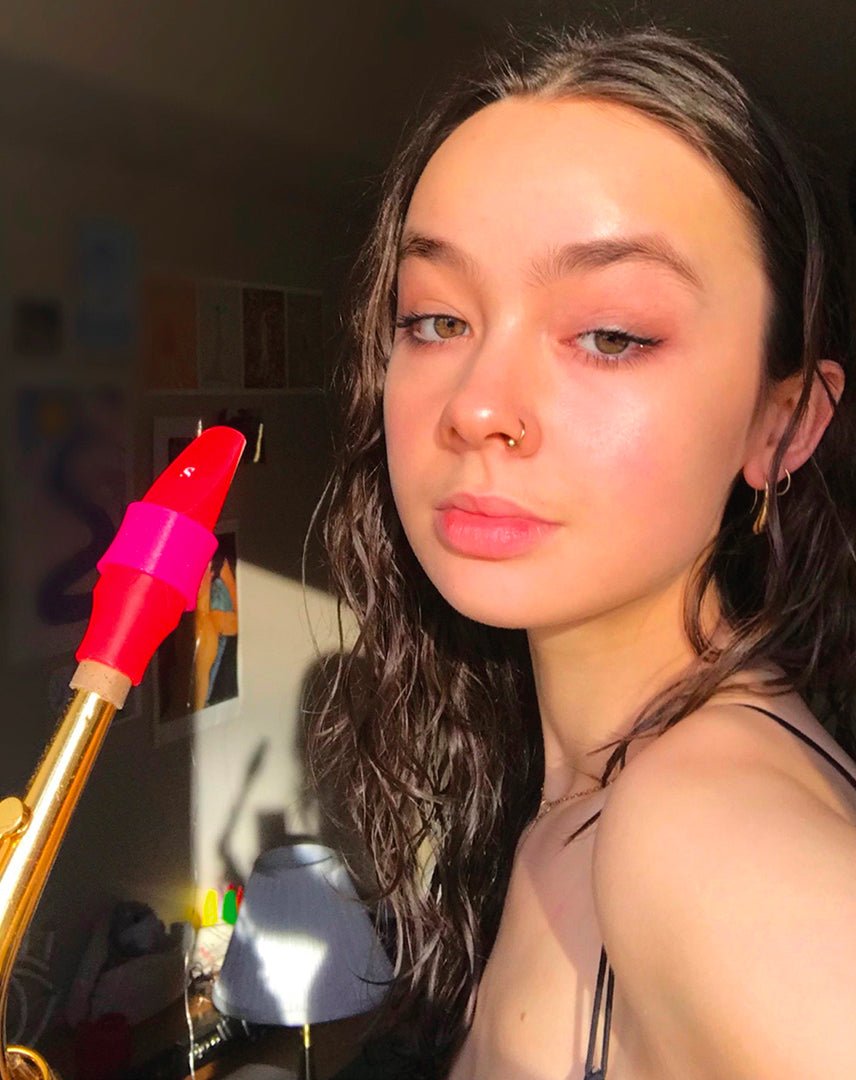 Parthenope joue Syos au saxophone ténor