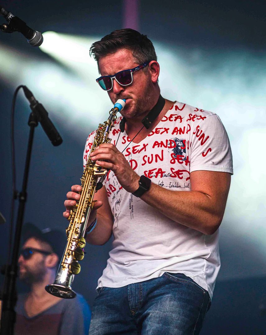 Paul Booth joue des becs de saxophone Syos