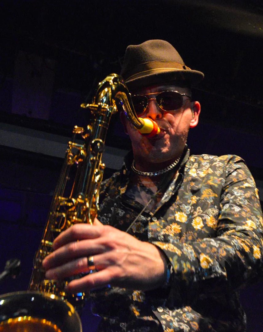 Sam Adams joue un bec de saxophone Syos