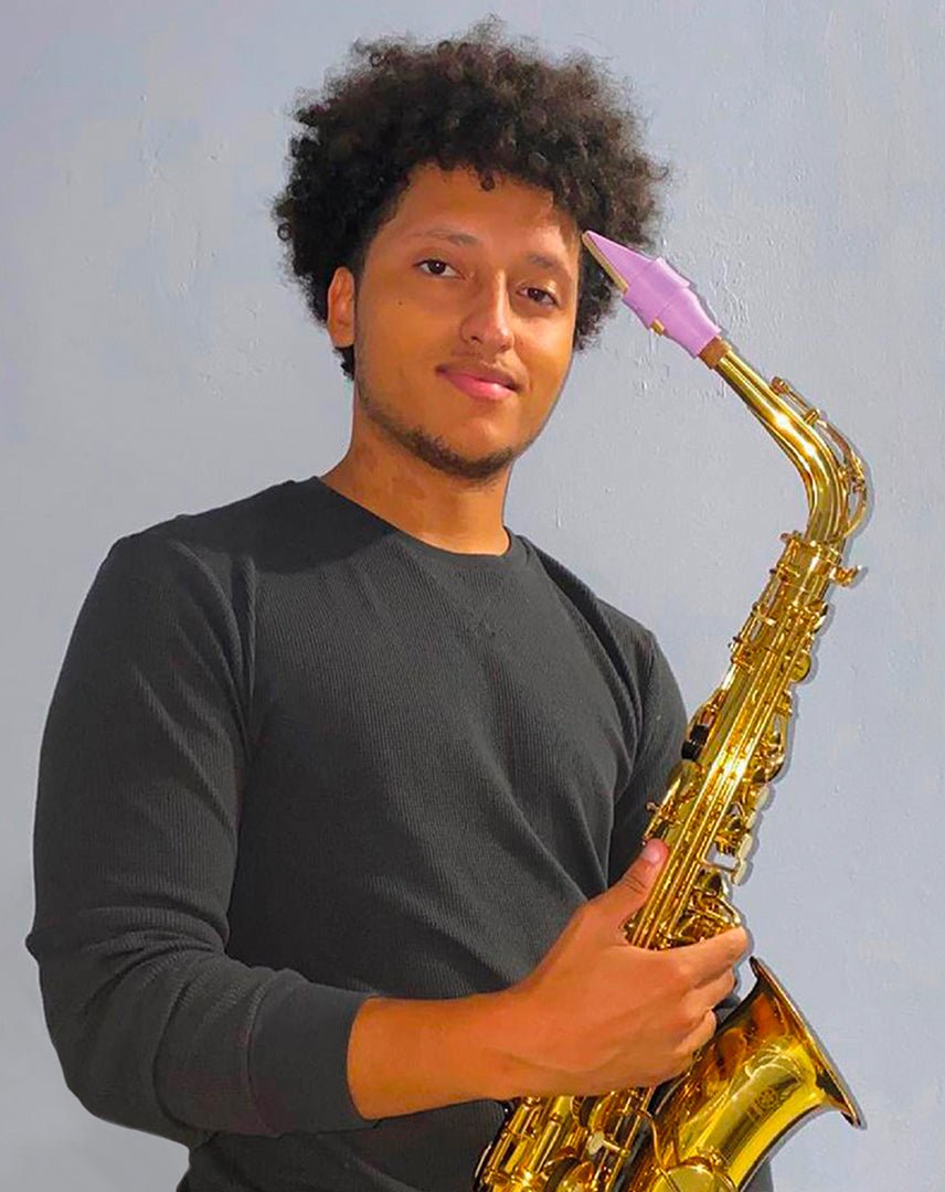 Saxologic plays Syos on alto saxophone