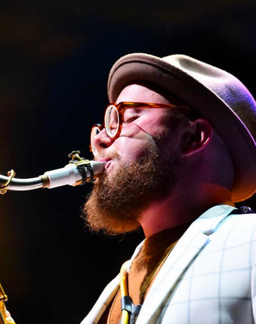 Simon Spiess artiste et compositeur joue sur un bec de saxophone Syos