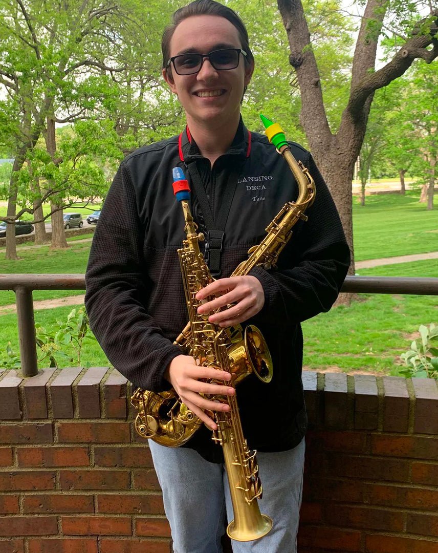 Tate Berry joue avec un bec de saxophone Syos