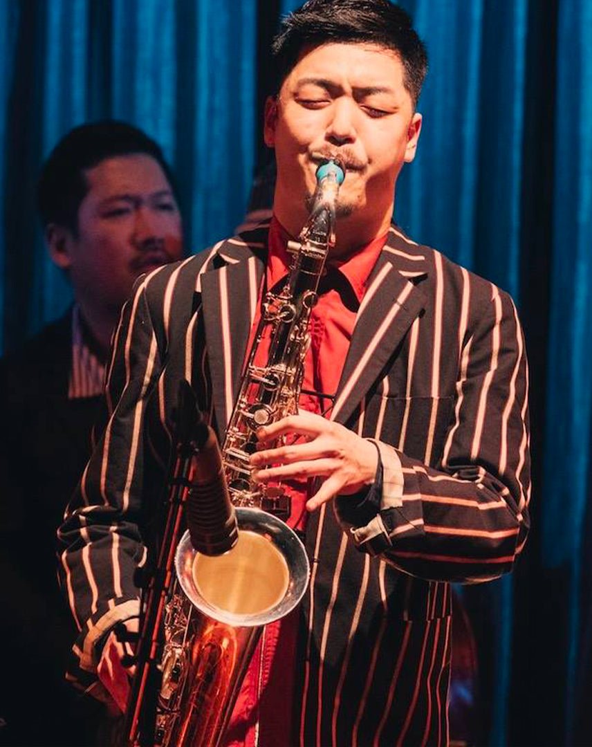 Tomoaki Baba joue Syos au saxophone ténor
