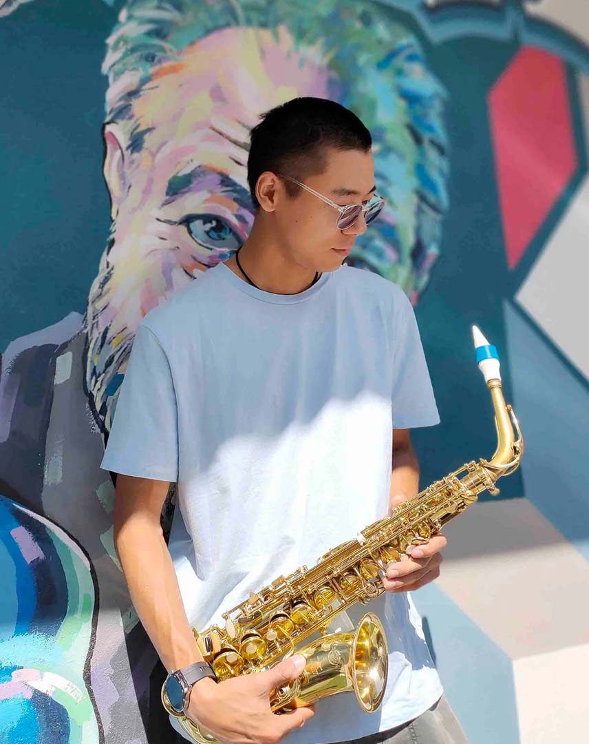 Xu Ning joue Syos au saxophone alto