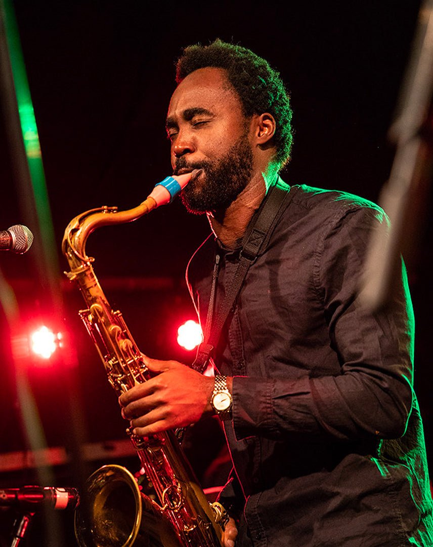 Zem Audu joue Syos au saxophone ténor
